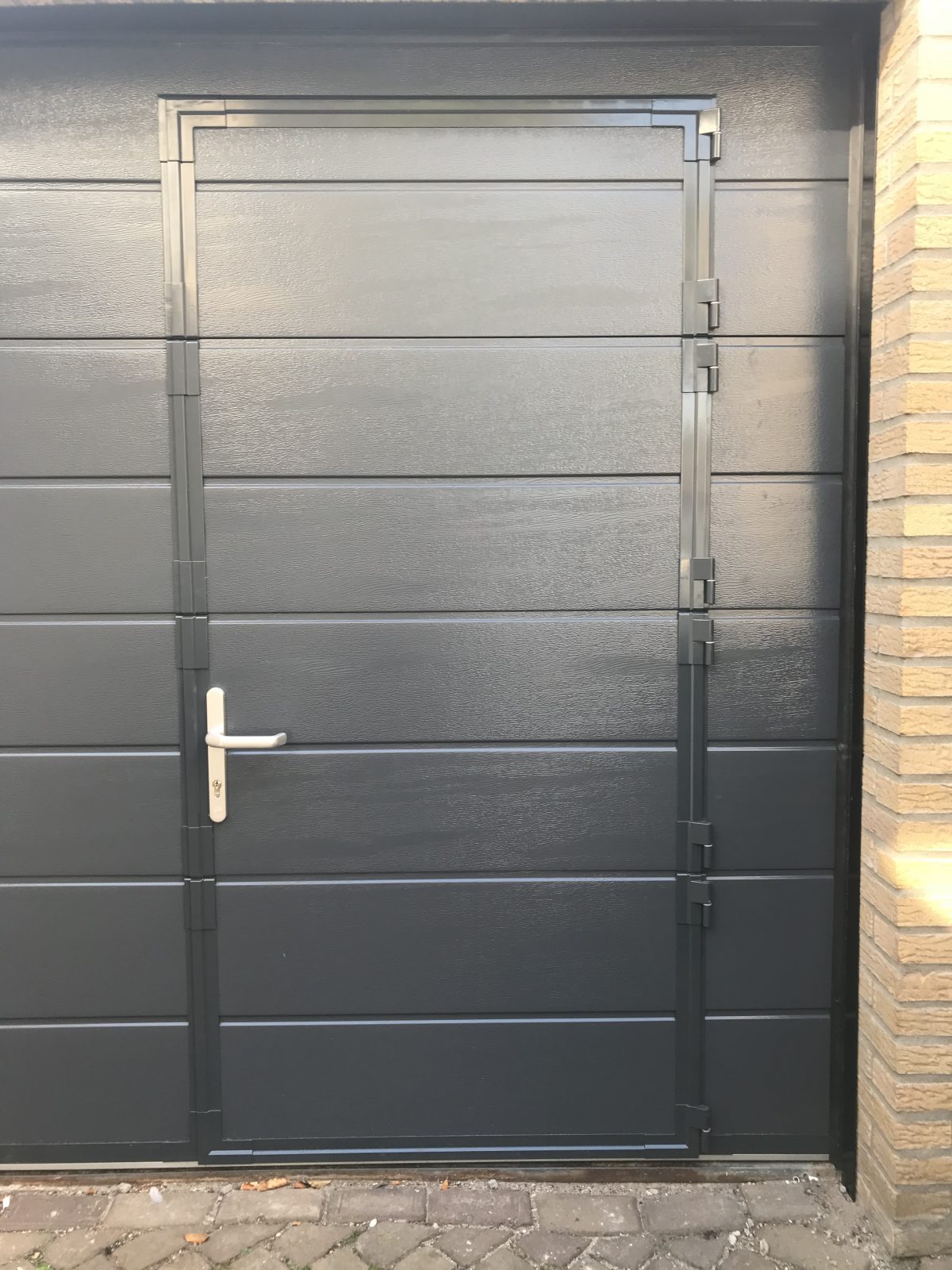 Garagedeur met loopdeur lage drempel 17 mm (incl. afwerking dagmaat) - Arjan Smits Montage